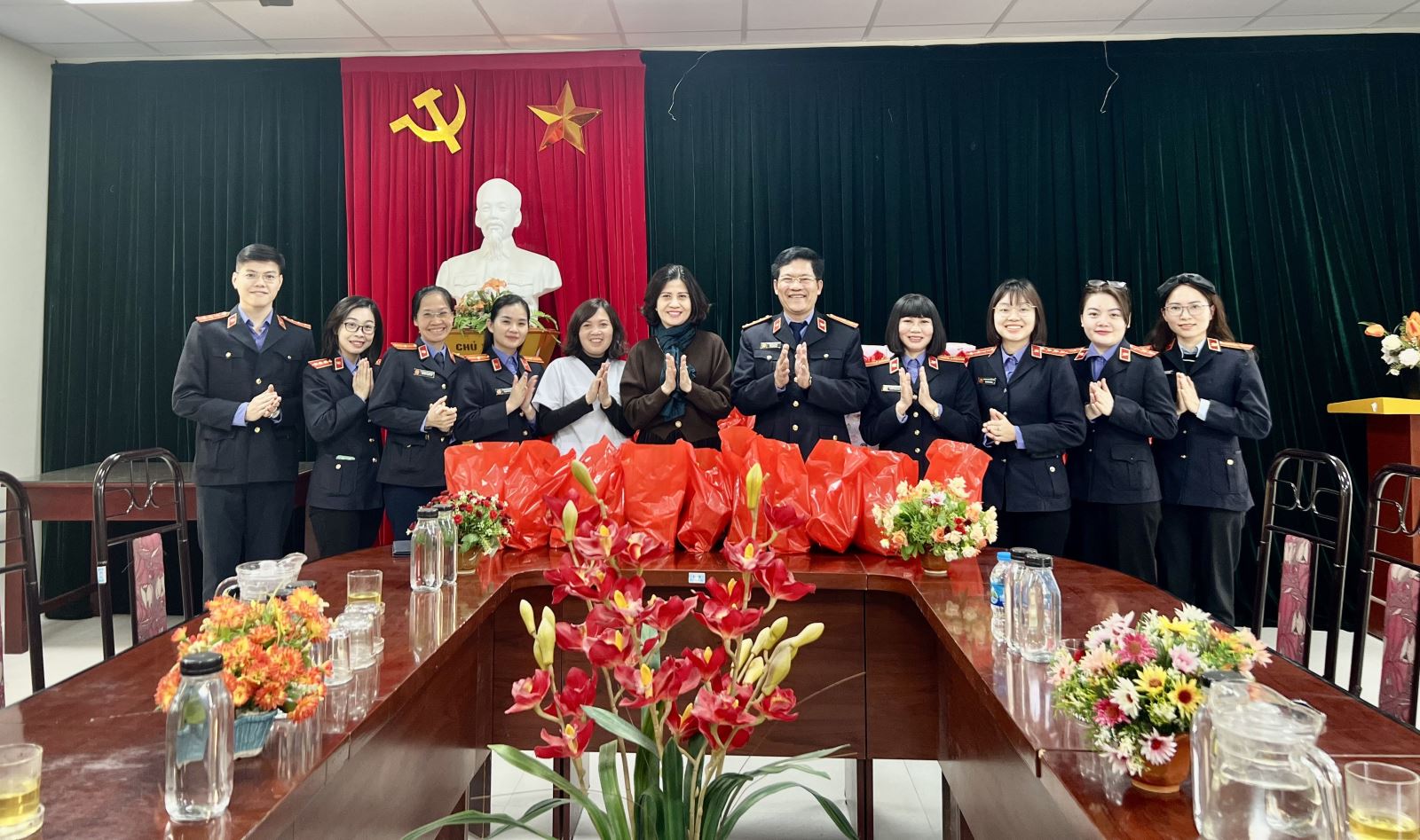 Chi đoàn Viện KSND quận Nam Từ Liêm thực hiện chương trình “Tết nhân ái” tại Trung tâm bảo trợ ...